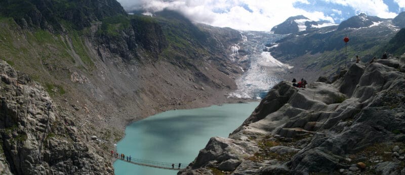 12 Beautiful Footbridges Around The World